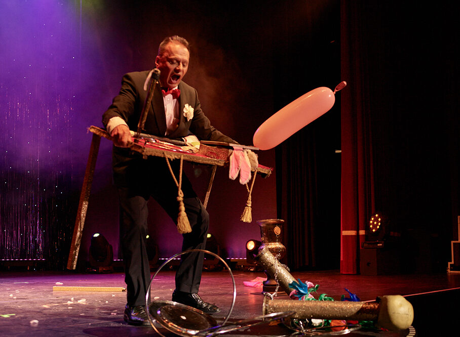 MAD MAGIC - The Crazy Variety Show - Wintergarten Berlin